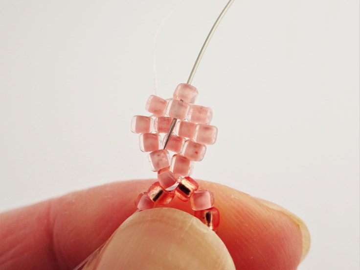 Brick Stitch Flower Tutorial – The Artisan Duck