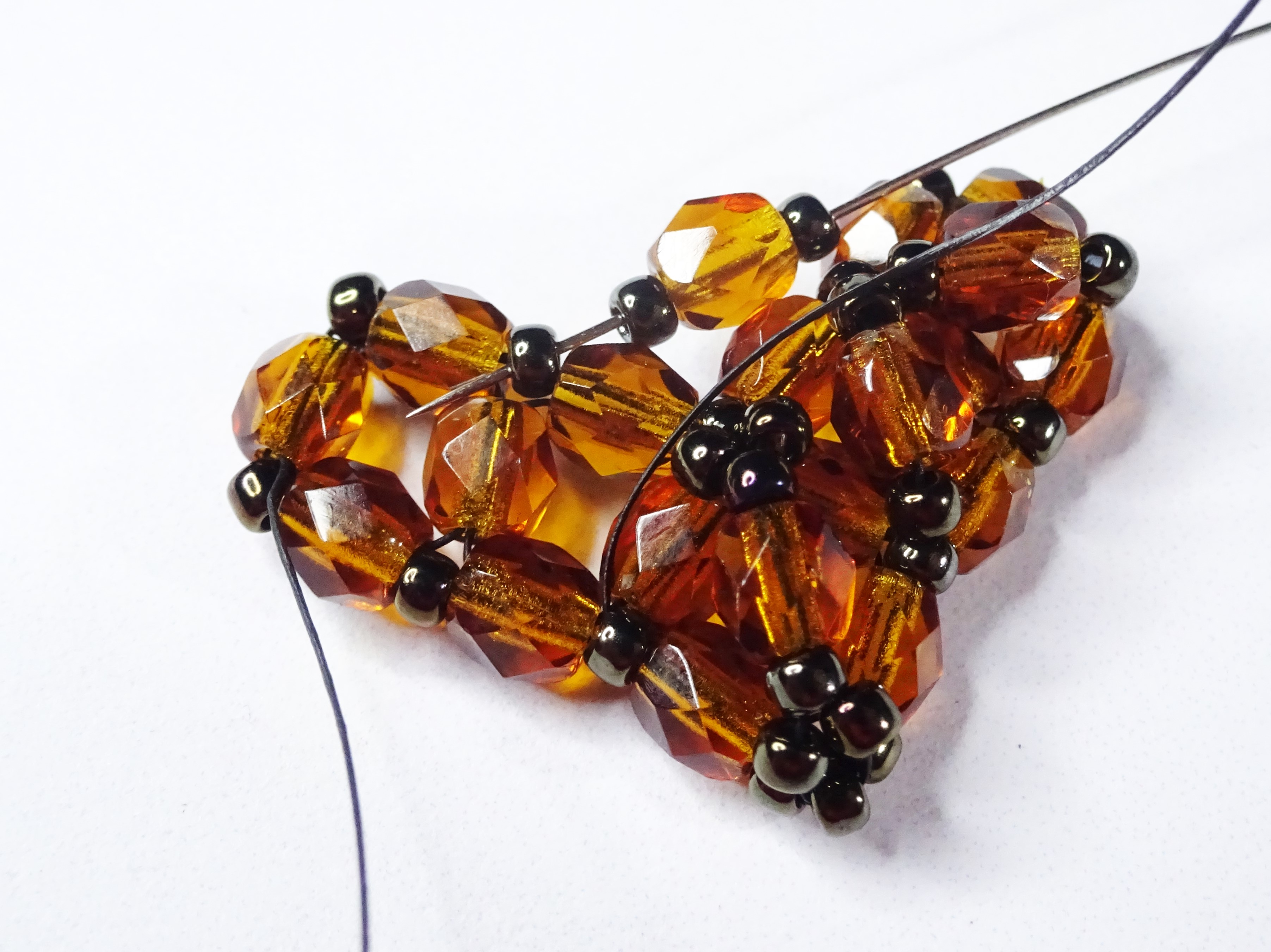 Right Angle Weave Heart Tutorial – The Artisan Duck