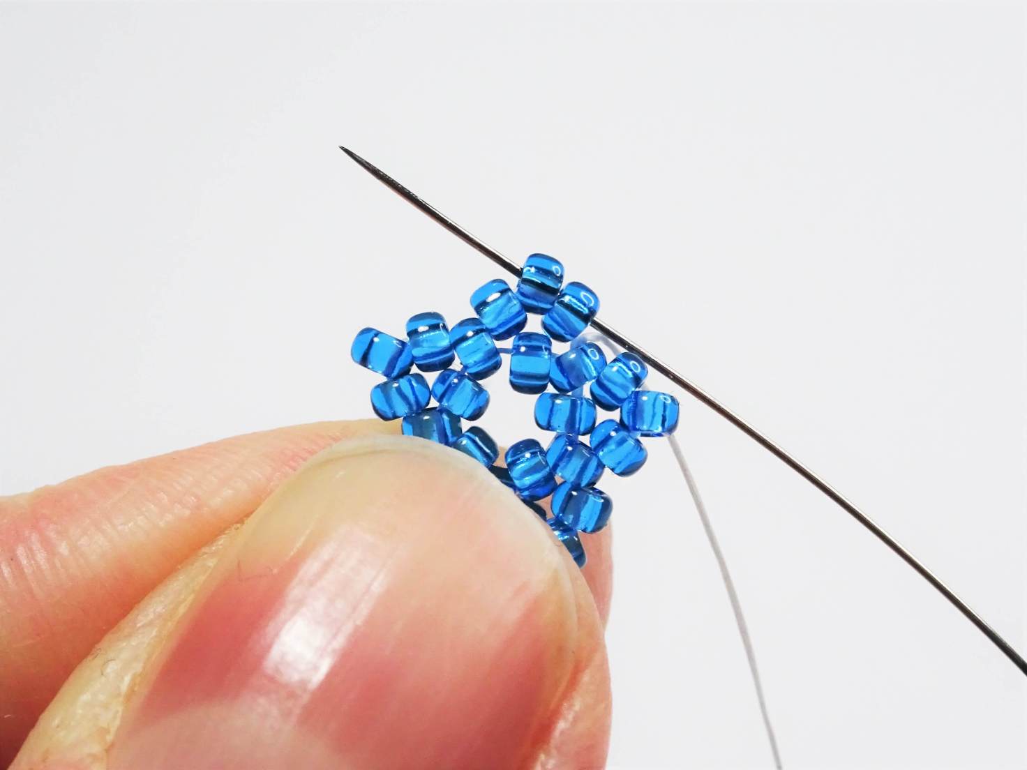 Quick and Easy Seed Bead Star Tutorial – The Artisan Duck