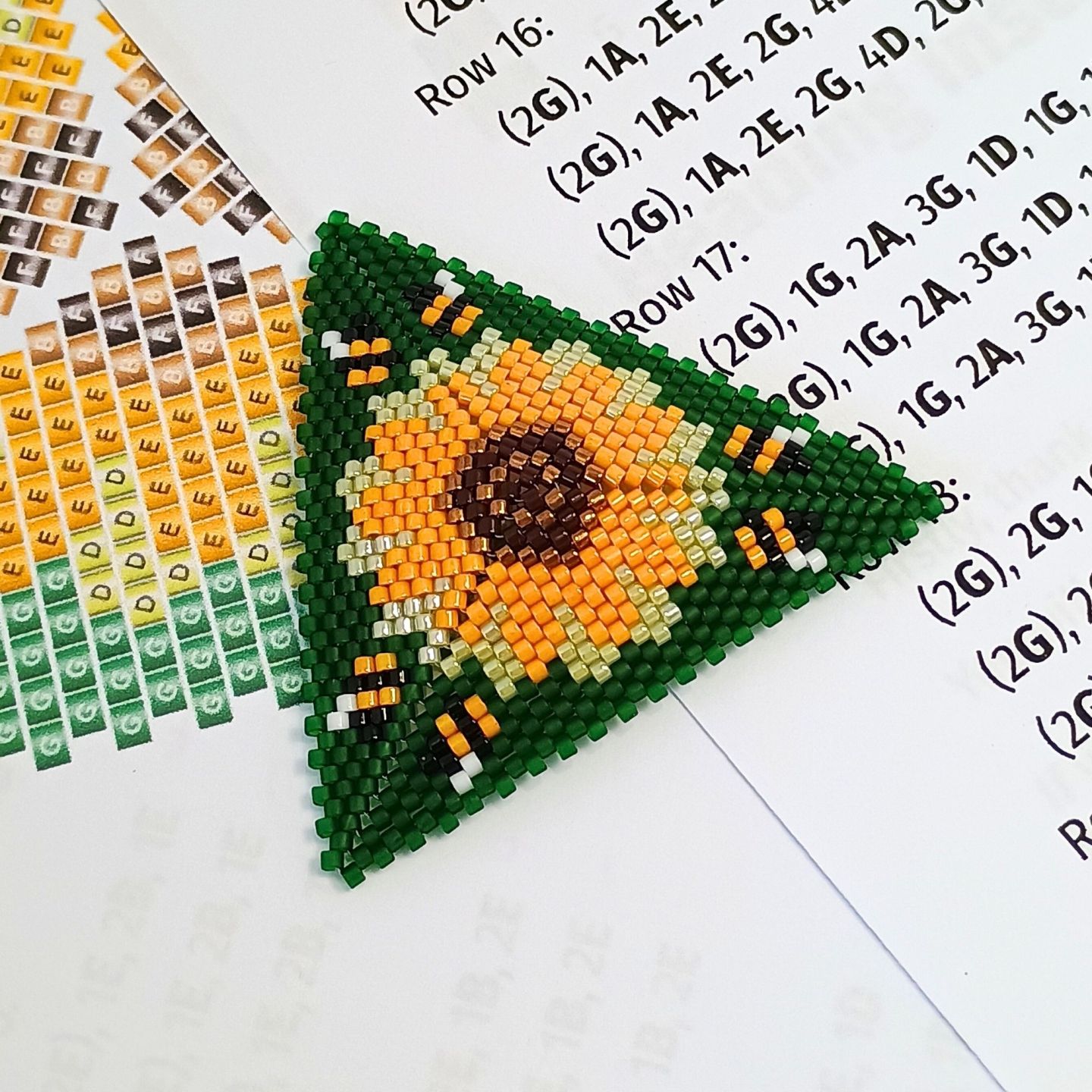 Peyote Triangle Pattern – Sunflower and Bees – The Artisan Duck